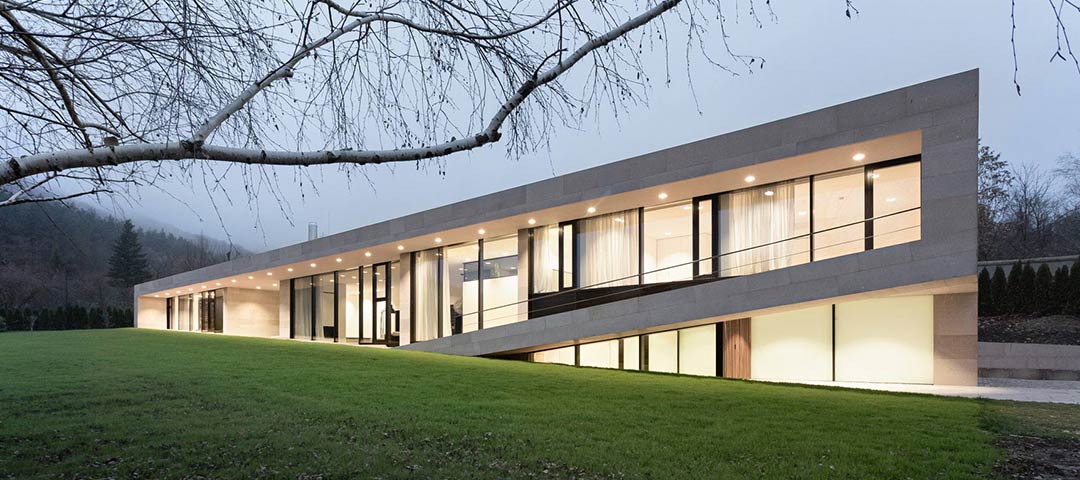 Slight Slope Long House By I/O Architects - ArchitectureLab
