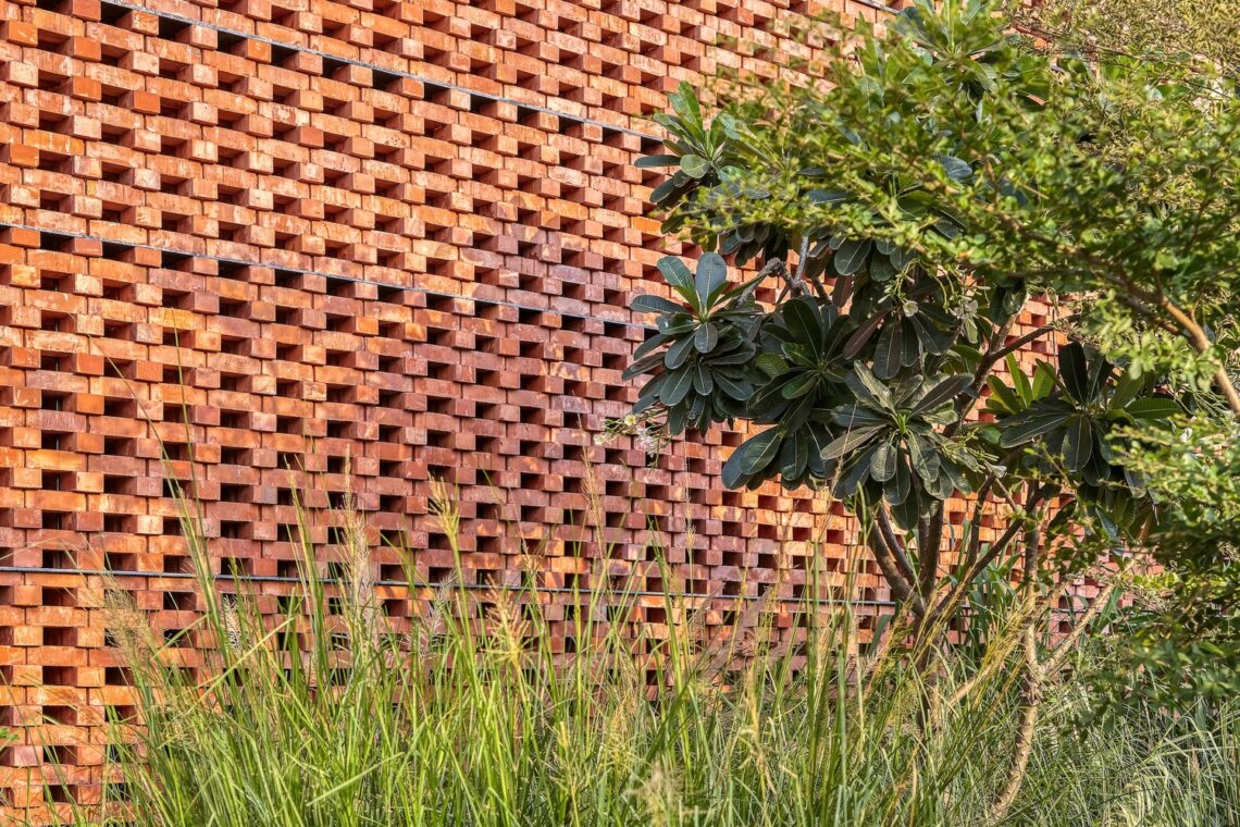 Ishtika House / SPASM Design Architects