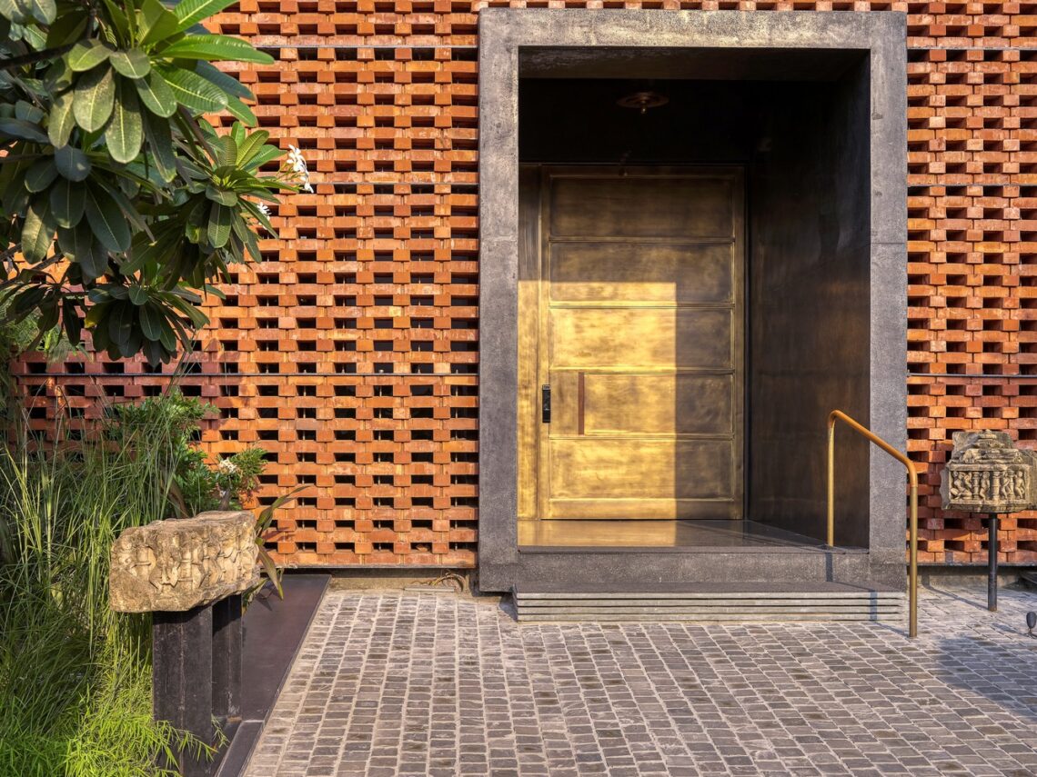 Ishtika House / SPASM Design Architects