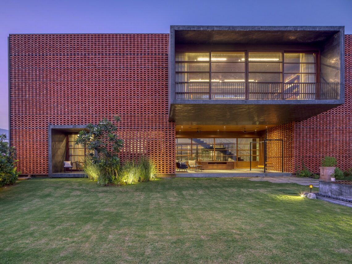 Ishtika House / SPASM Design Architects