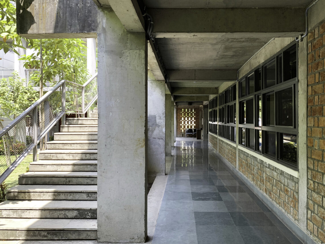 Student’s Hostel / Studioboxx