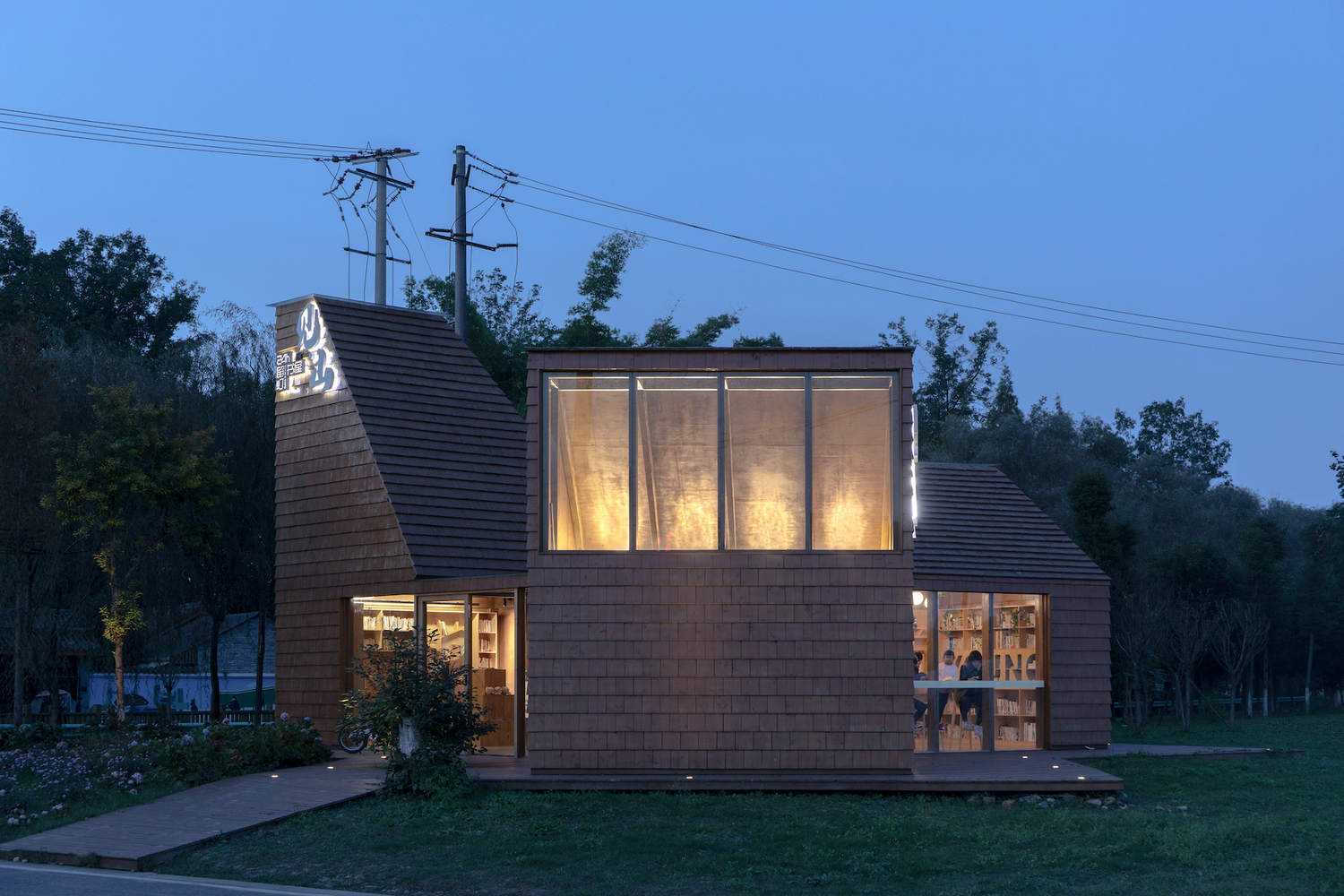 Pyramid Book House / MAT Office