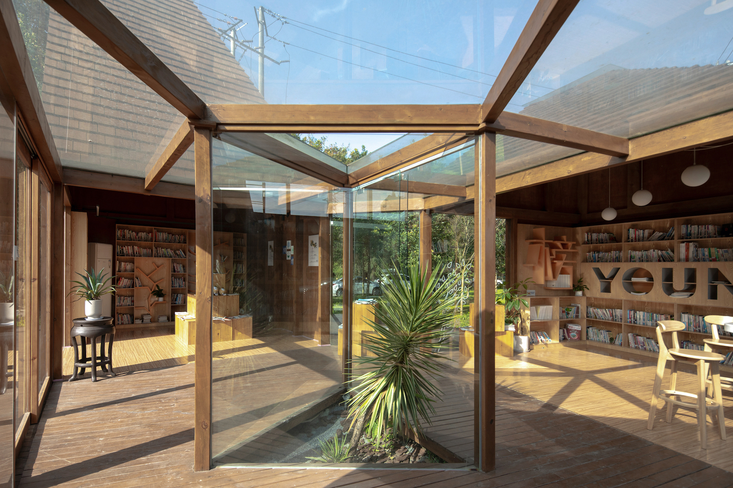 Pyramid Book House / MAT Office