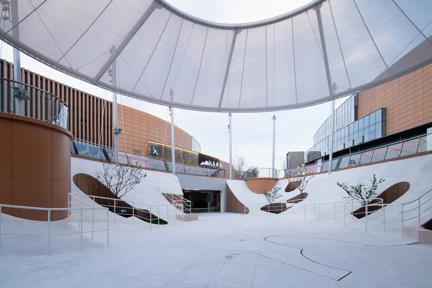 The Floating Courtyard - Underground Entrance Plaza Renovation / Deep ...