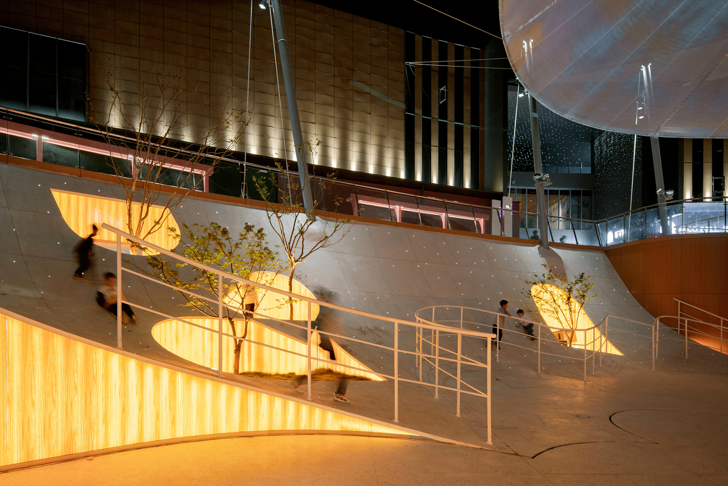 The Floating Courtyard - Underground Entrance Plaza Renovation / Deep ...