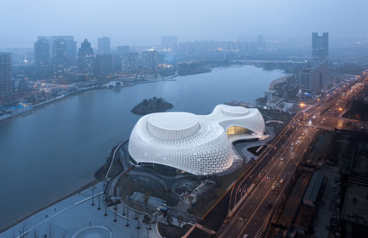 Golden Sands Lake Grand Theater / CCTN Design