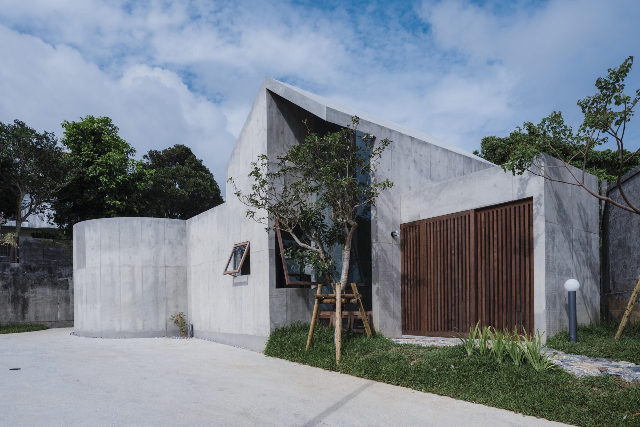 House In Sonda / Studio Cochi Architects