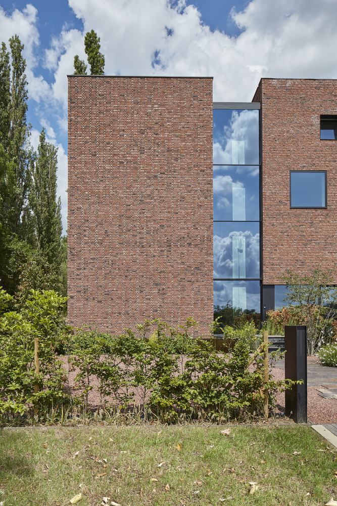 Circular Brick House With Rammed Earth Wall / AST 77 Architecten ...
