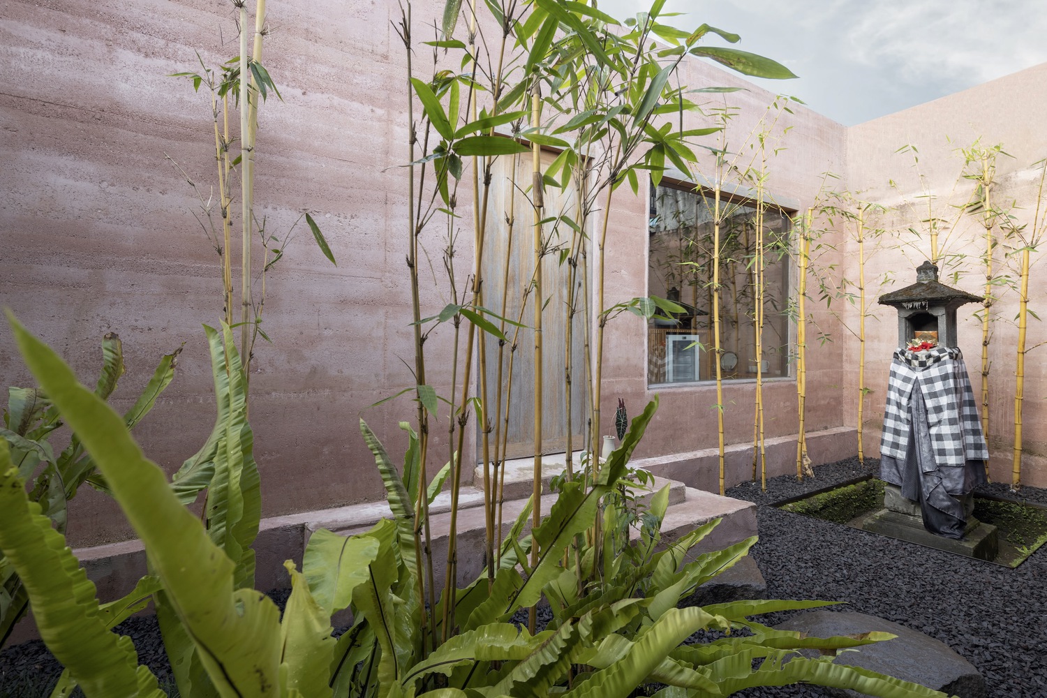 TANAH Pottery Studio / Blancostudio