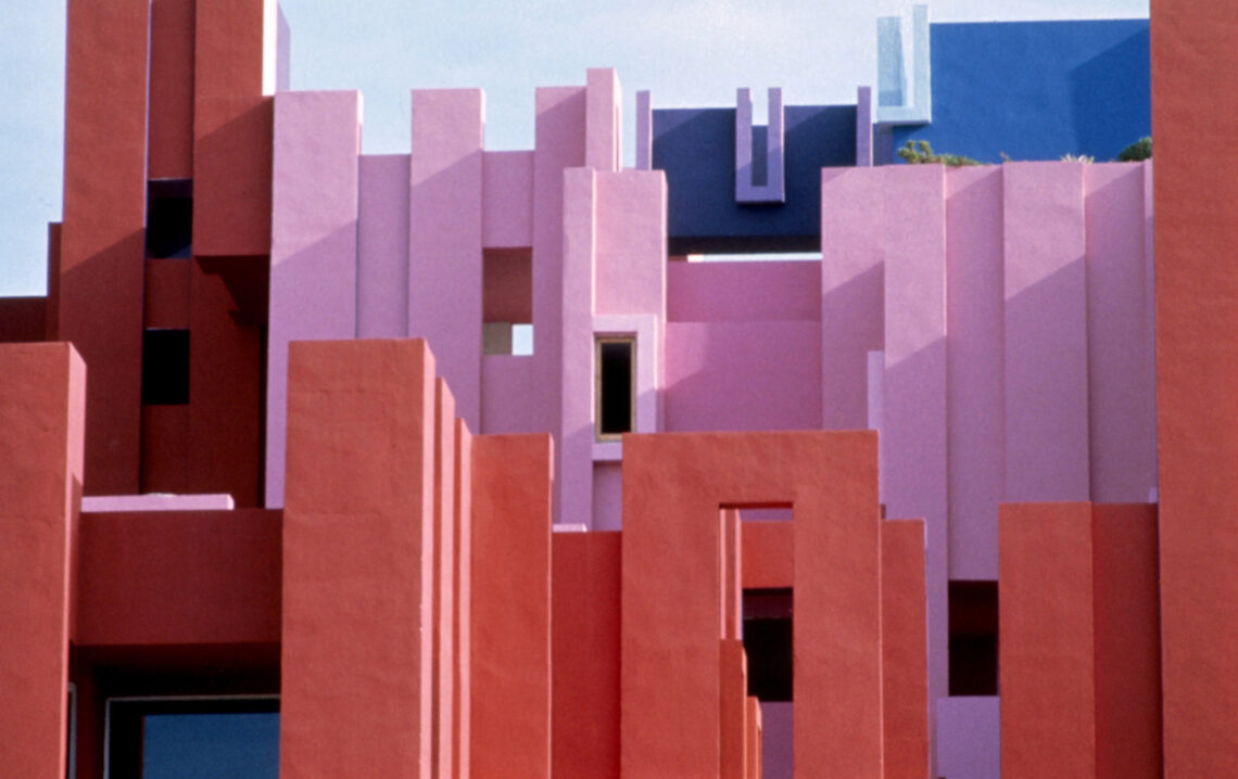 La Muralla Roja / Ricardo Bofill | Classics On Architecture Lab