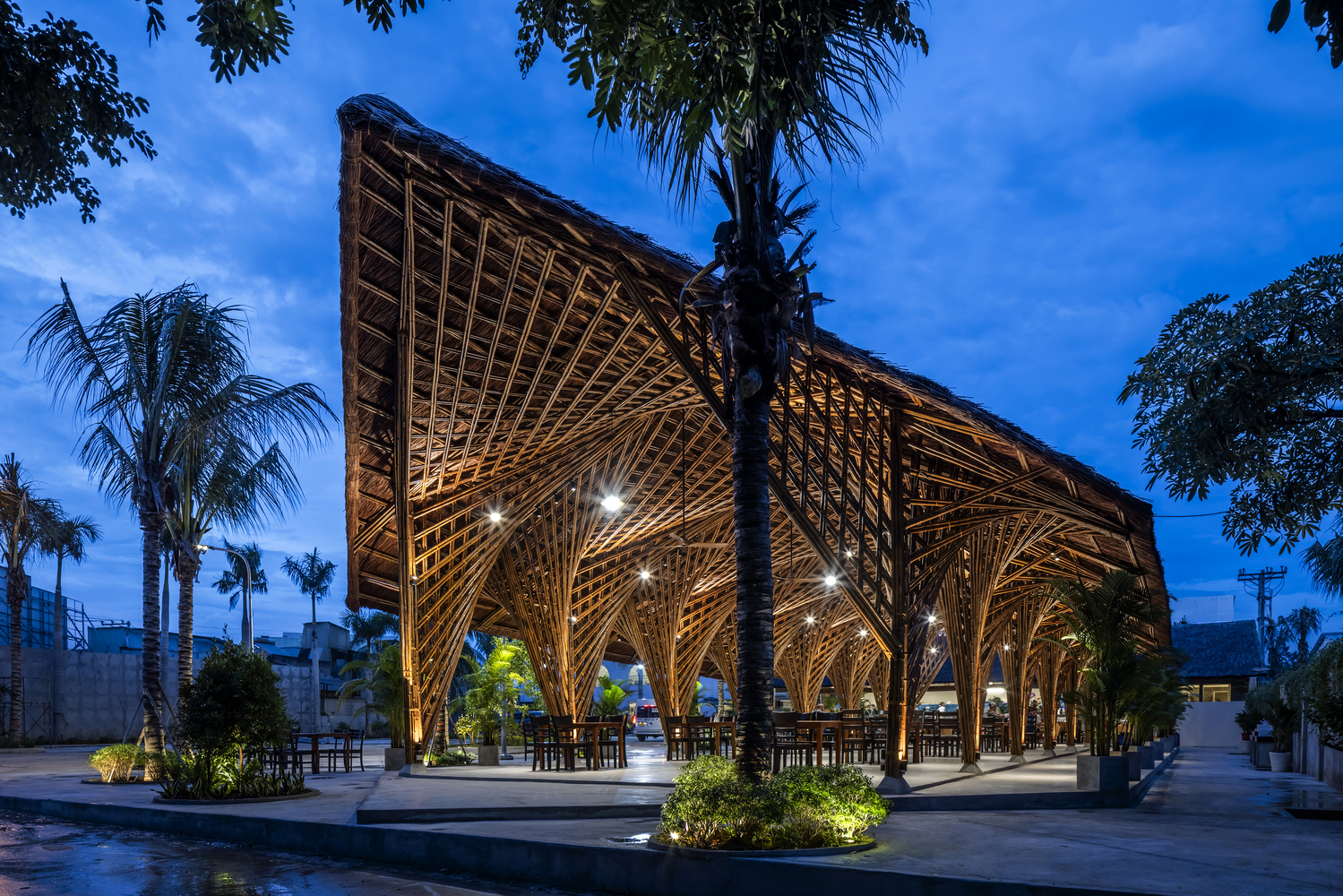 Keeng Seafood Restaurant / BambuBuild