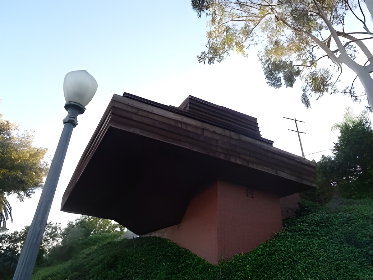 George Sturges House / Frank Lloyd Wright | Classics On Architecture Lab